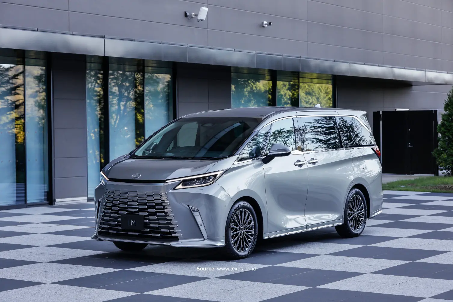 Lexus LM 350H: Pesona Mewah Mobil Keluarga